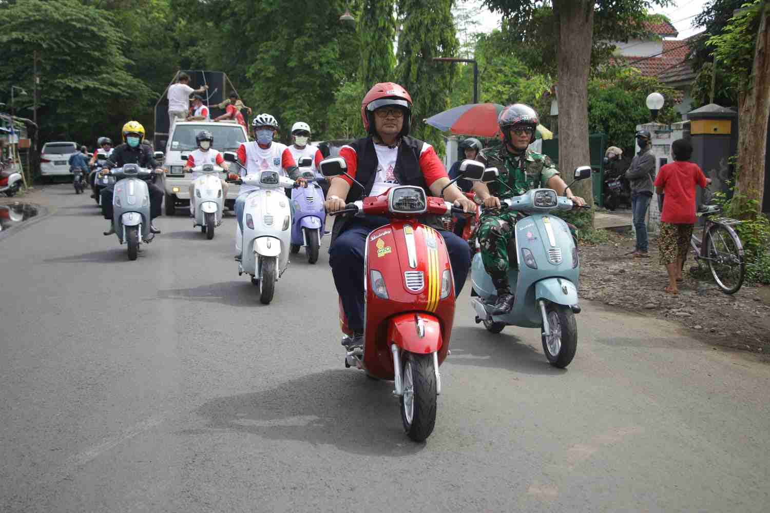Kampanye Emisi Karbon, Pejabat di Probolinggo Konvoi Motor Listrik ...