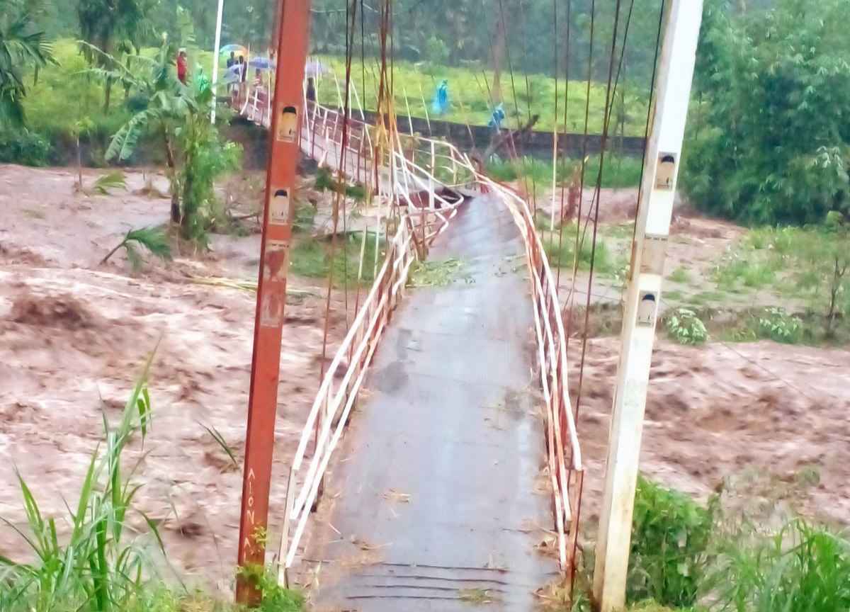 Lagi, Jembatan Penghubung Antar Kecamatan di Probolinggo Putus Diterjang Banjir - WartaBromo