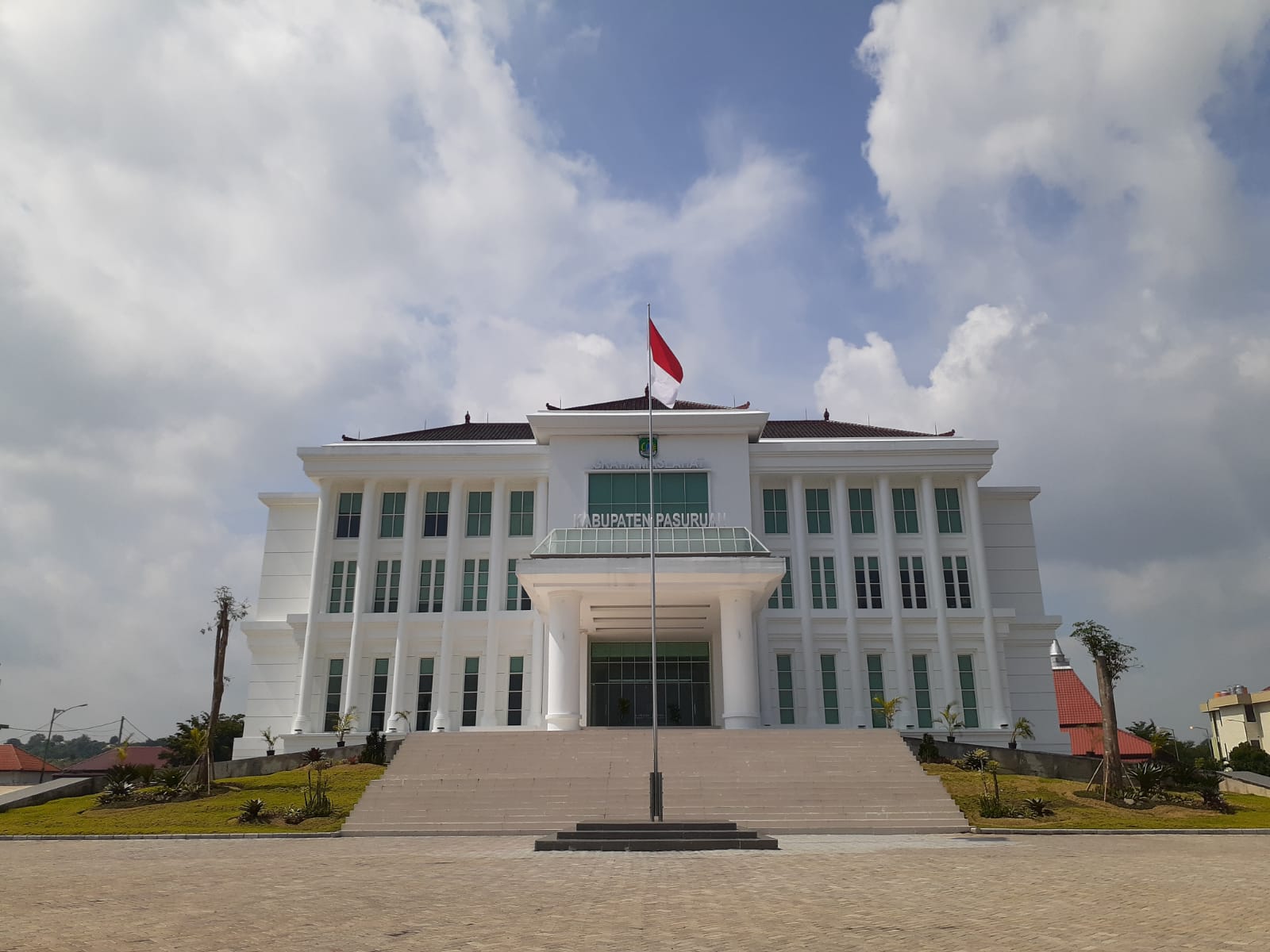 Megahnya Gedung Putih Kantor Bupati di Raci - WartaBromo Megahnya Gedung Putih Kantor Bupati di Raci - WartaBromo