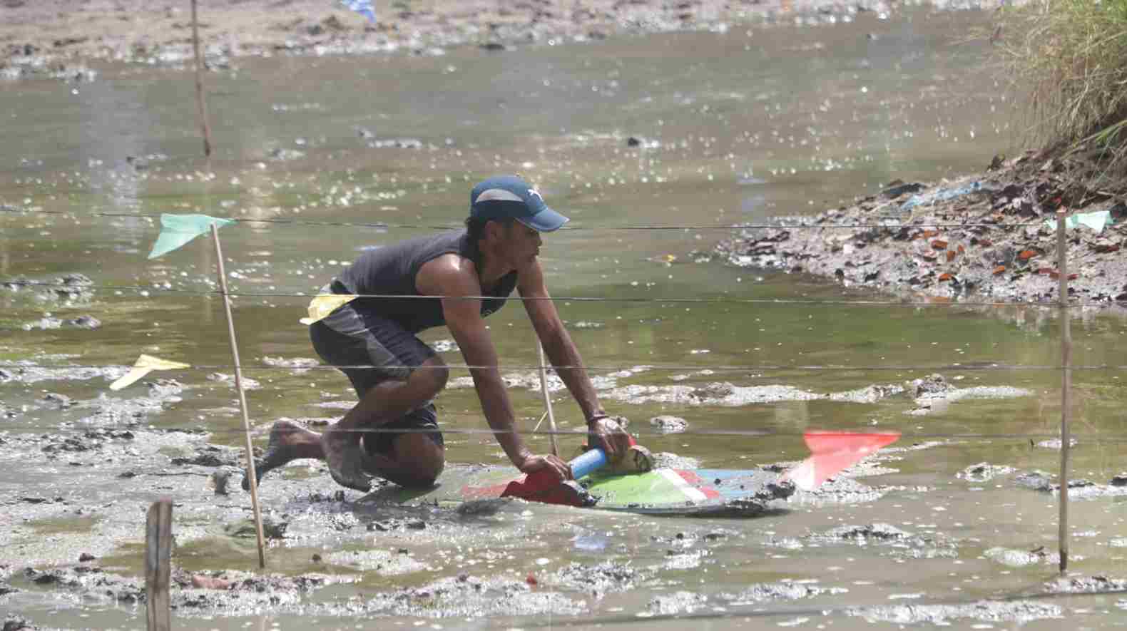 Serunya Tradisi Skilot di Lekok, Adu Cepat Berselancar di Atas Lumpur ...