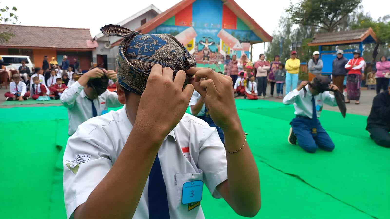 Ramaikan Yadnya Kasada, Anak Suku Tengger Adu Ketangkasan Pasang Udeng ...