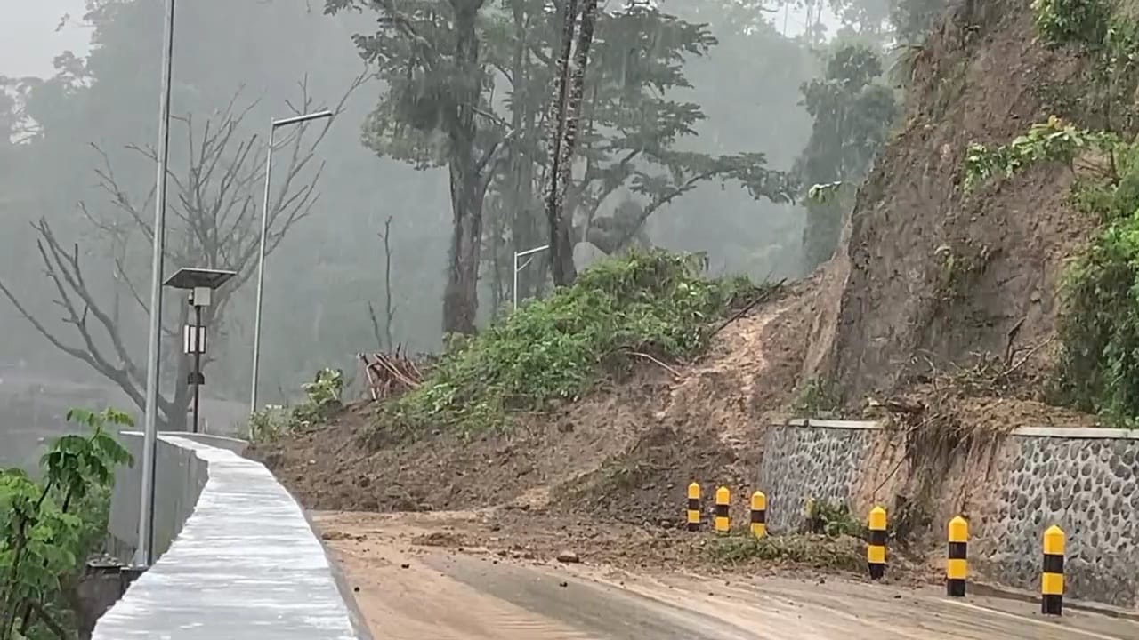 Longsor Gladak Perak, Jalur Selatan Malang - Lumajang Putus Total ...