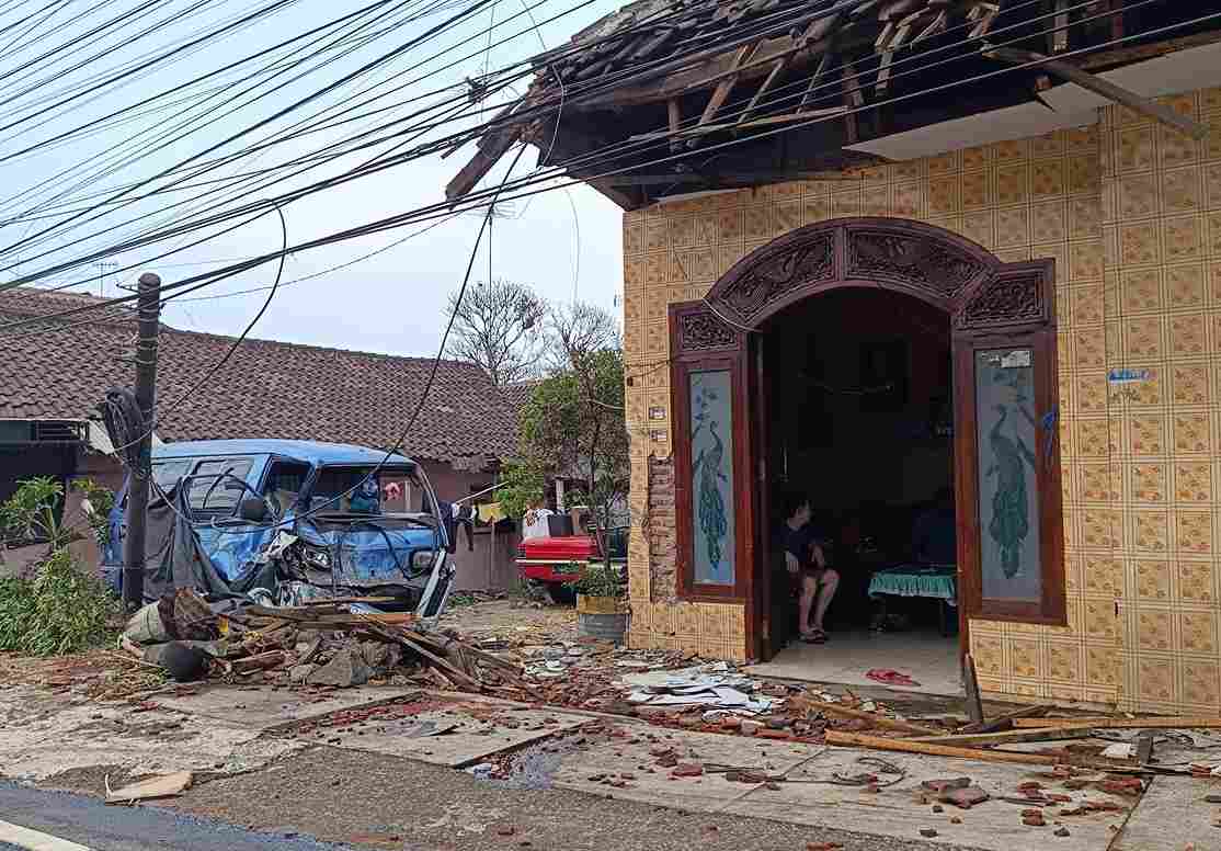 Ringsek Disasak Kontainer Tetes yang Berjalan Mundur - 'Mobilnya Mau ...