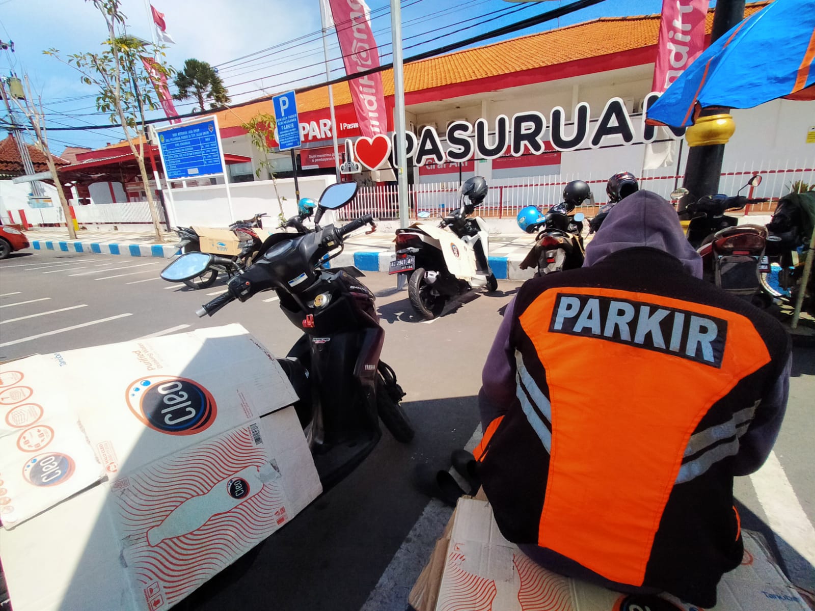 Pungutan Parkir di Tepi Jalan Umum Mulai Berlaku, Jukir Wajib Beri Karcis - WartaBromo