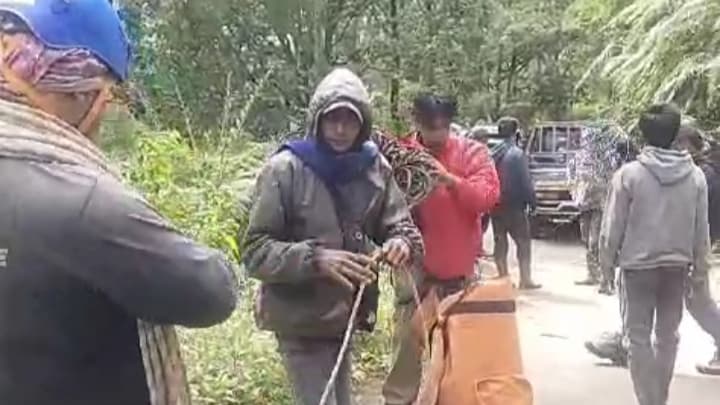 Sopir Diduga Mengantuk, Pikap Terjun 100 Meter ke Jurang Lereng Semeru ... Sopir Diduga Mengantuk, Pikap Terjun 100 Meter ke Jurang Lereng Semeru ...