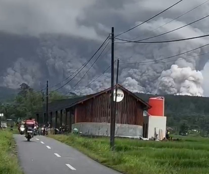 Status Gunung Semeru Naik ke Level 4, Warga Dilarang Beraktivitas di ...