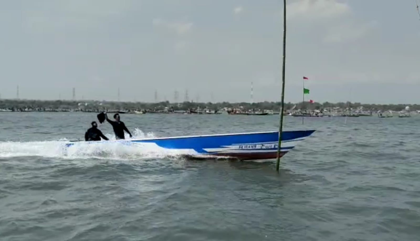 Meriahkan HUT RI ke-77, Puluhan Nelayan di Lekok Lomba Balap Perahu ... Meriahkan HUT RI ke-77, Puluhan Nelayan di Lekok Lomba Balap Perahu ...