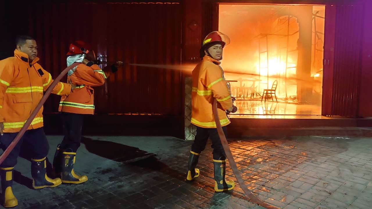Warung Ayam Geprek Sa'i di Tembokrejo Terbakar - WartaBromo Warung Ayam Geprek Sa'i di Tembokrejo Terbakar - WartaBromo