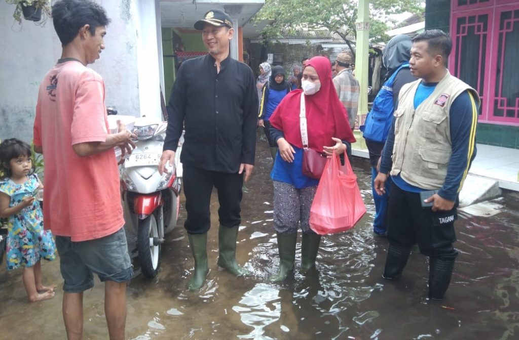 Hujan Deras dan Pasang Air Laut, Ratusan KK di Kampung Dok Kebanjiran - WartaBromo