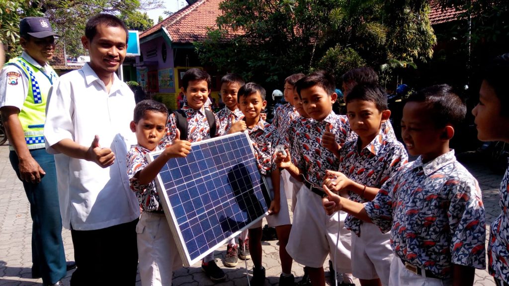 PLTS Atap di Sekolah, Belajar Sambil Mengurangi Emisi - WartaBromo