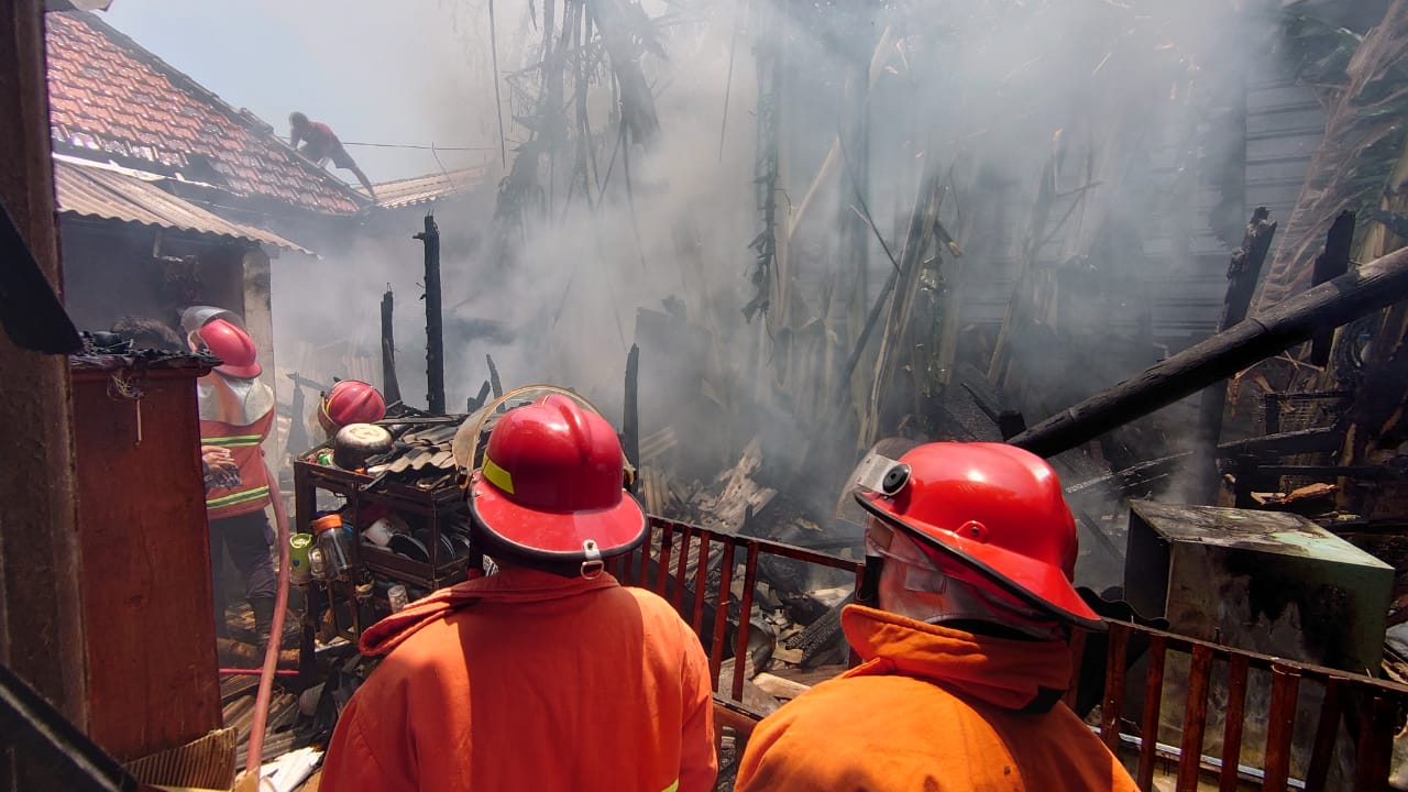 Rumah di Ngemplak Terbakar, Seorang Ibu Terluka - WartaBromo Rumah di Ngemplak Terbakar, Seorang Ibu Terluka - WartaBromo