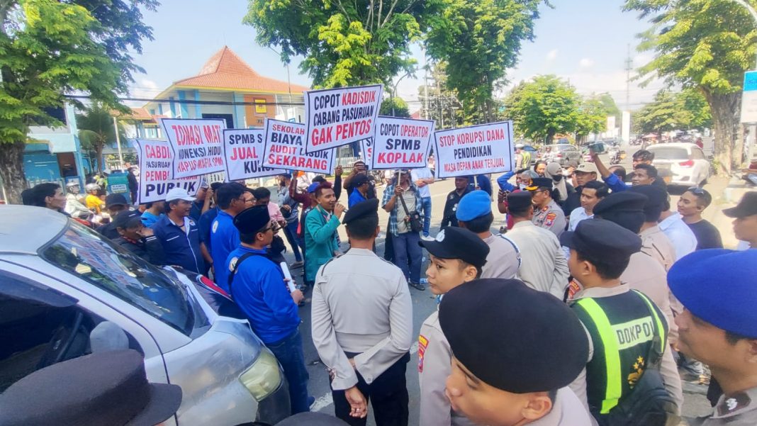Protes Aturan Masuk Sekolah, Puluhan Warga Aksi dan Tanami Poster ...