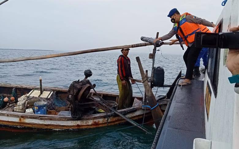 Gunakan Mini Trawl, Nelayan Pasuruan Diamankan Satpolair di Perairan Probolinggo - WartaBromo