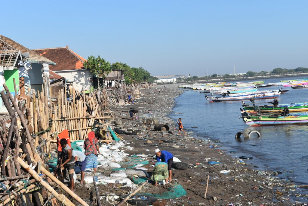 Meningkatnya Permukaan Laut Ancam Permukiman Pesisir Pasuruan - WartaBromo Meningkatnya Permukaan Laut Ancam Permukiman Pesisir Pasuruan - WartaBromo
