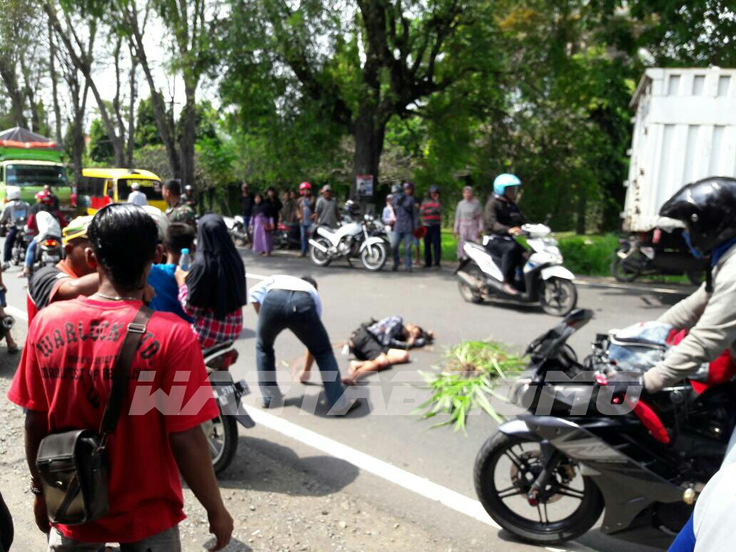 Dua Pemuda Kakak Beradik Asal Situbondo Tewas Terlindas Minibus ... Dua Pemuda Kakak Beradik Asal Situbondo Tewas Terlindas Minibus ...
