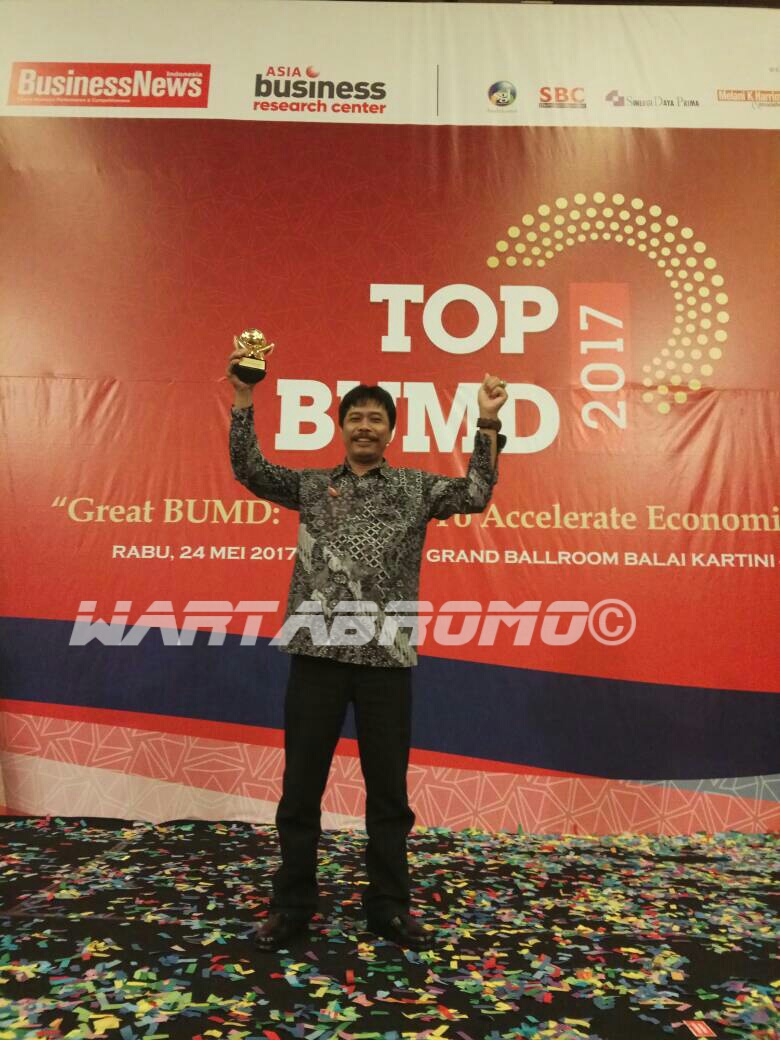 PDAM Giri Nawa Tirta Kabupaten Pasuruan Raih Penghargaan Top BUMD 2017 - WartaBromo