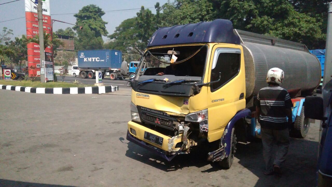 Truk Tangki Air Tabrak Carry - WartaBromo Truk Tangki Air Tabrak Carry - WartaBromo