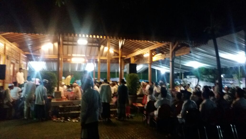 Ratusan Jamaah Ikuti Tahlilan Ibu Mertuanya, Gus Irsyad Haturkan Terima ... Ratusan Jamaah Ikuti Tahlilan Ibu Mertuanya, Gus Irsyad Haturkan Terima ...