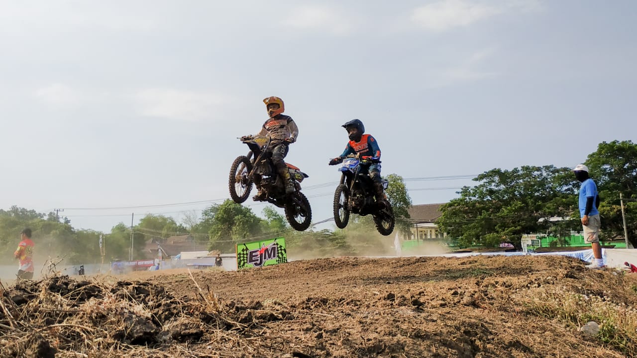 Tangguhnya Para Crosser di Hari Pertama Balap Motocross Piala Bupati ...