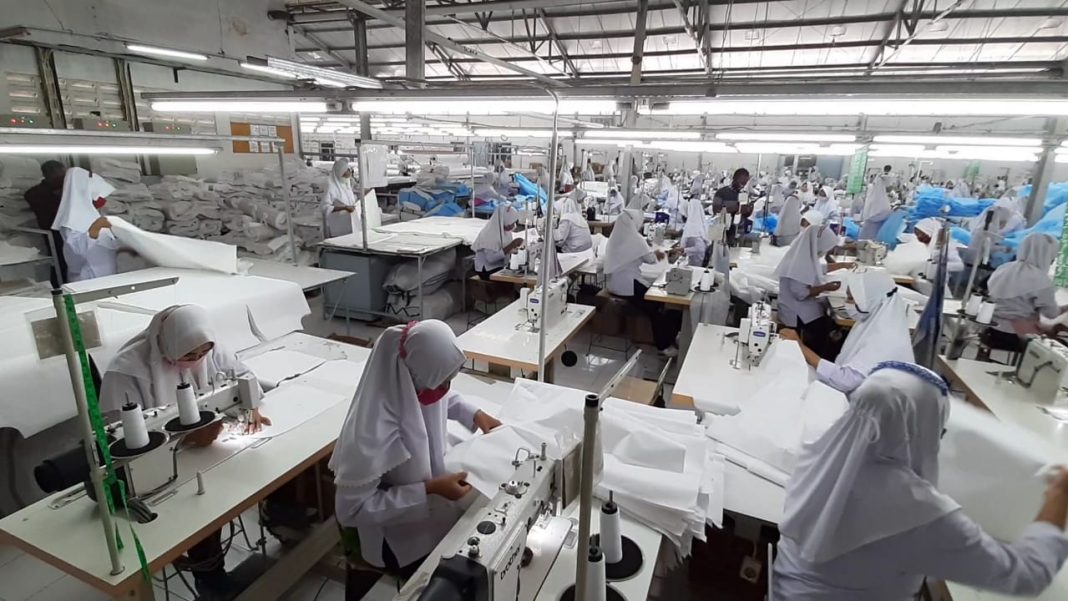Pabrik Garmen di Probolinggo Produksi APD Standar WHO - WartaBromo