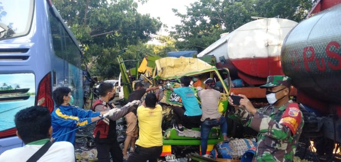 Korban Tewas Kecelakaan di Paiton adalah Sopir Truk dan Kernet Bus ...