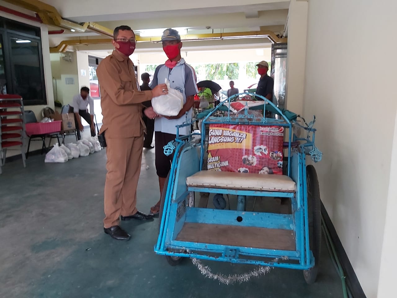 Sisihkan Rezeki, Karyawan Bank Jatim Pasuruan Peduli Tukang Becak ...