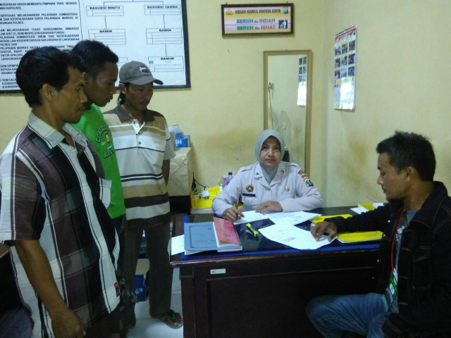 Warga Laporkan Kades Atas Tuduhan Penyelewengan Raskin - WartaBromo Warga Laporkan Kades Atas Tuduhan Penyelewengan Raskin - WartaBromo