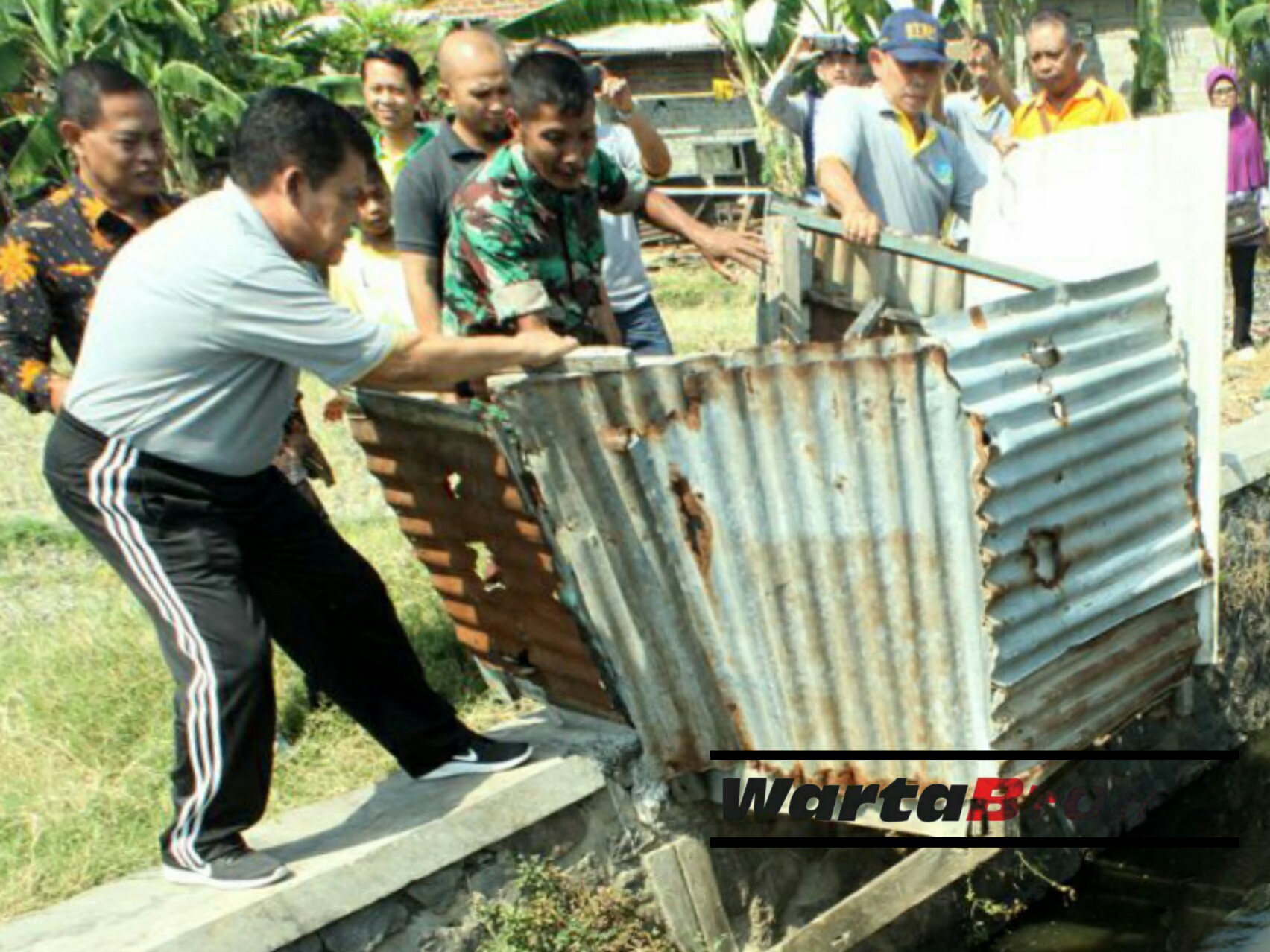 Geram, Walikota Bongkar Sendiri Jamban Helikopter - WartaBromo