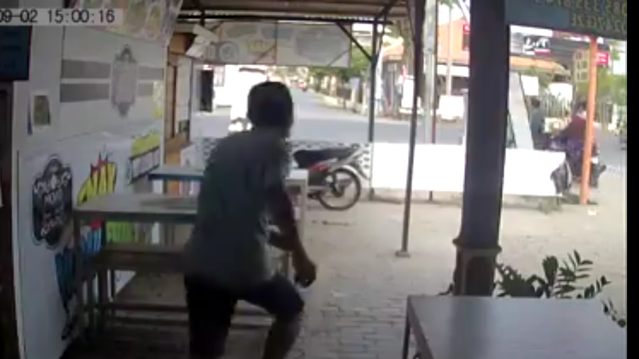 Aksi Dua Pemuda Curi Motor di Warung Simpang Tiga Waluyo Terekam CCTV - WartaBromo