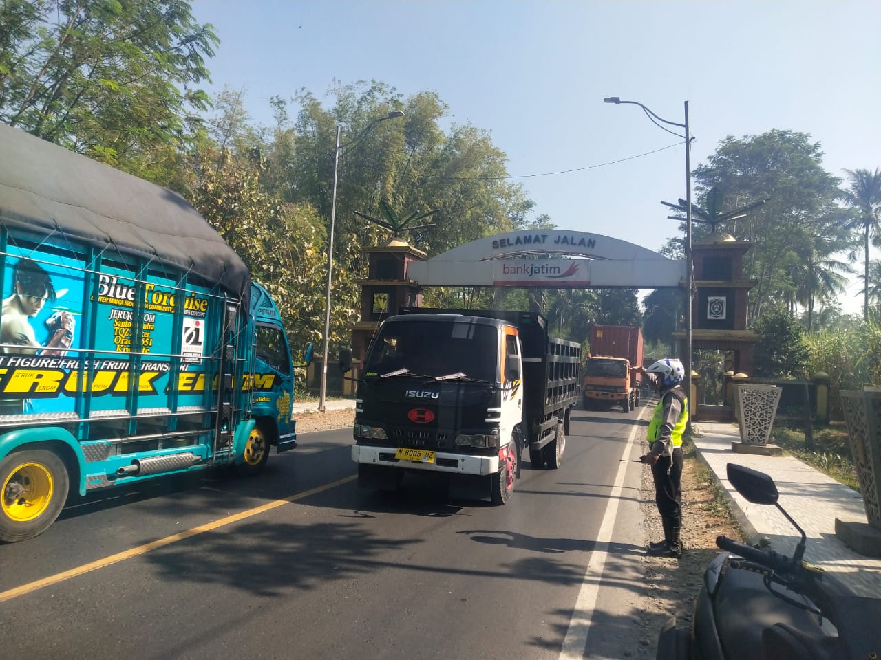 Jalur Probolinggo – Lumajang Macet 7 Jam - WartaBromo Jalur Probolinggo – Lumajang Macet 7 Jam - WartaBromo
