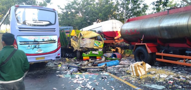 Ngebut, Truk Ikan dan Bus Tabrakan di PLTU Paiton - WartaBromo