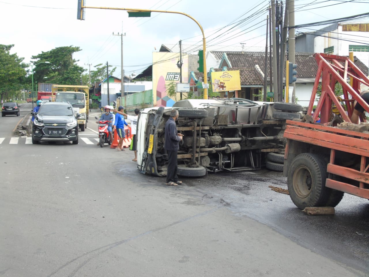 Rem Blong, Truk Tangki Terguling di Patung Sapi Pandaan - WartaBromo Rem Blong, Truk Tangki Terguling di Patung Sapi Pandaan - WartaBromo