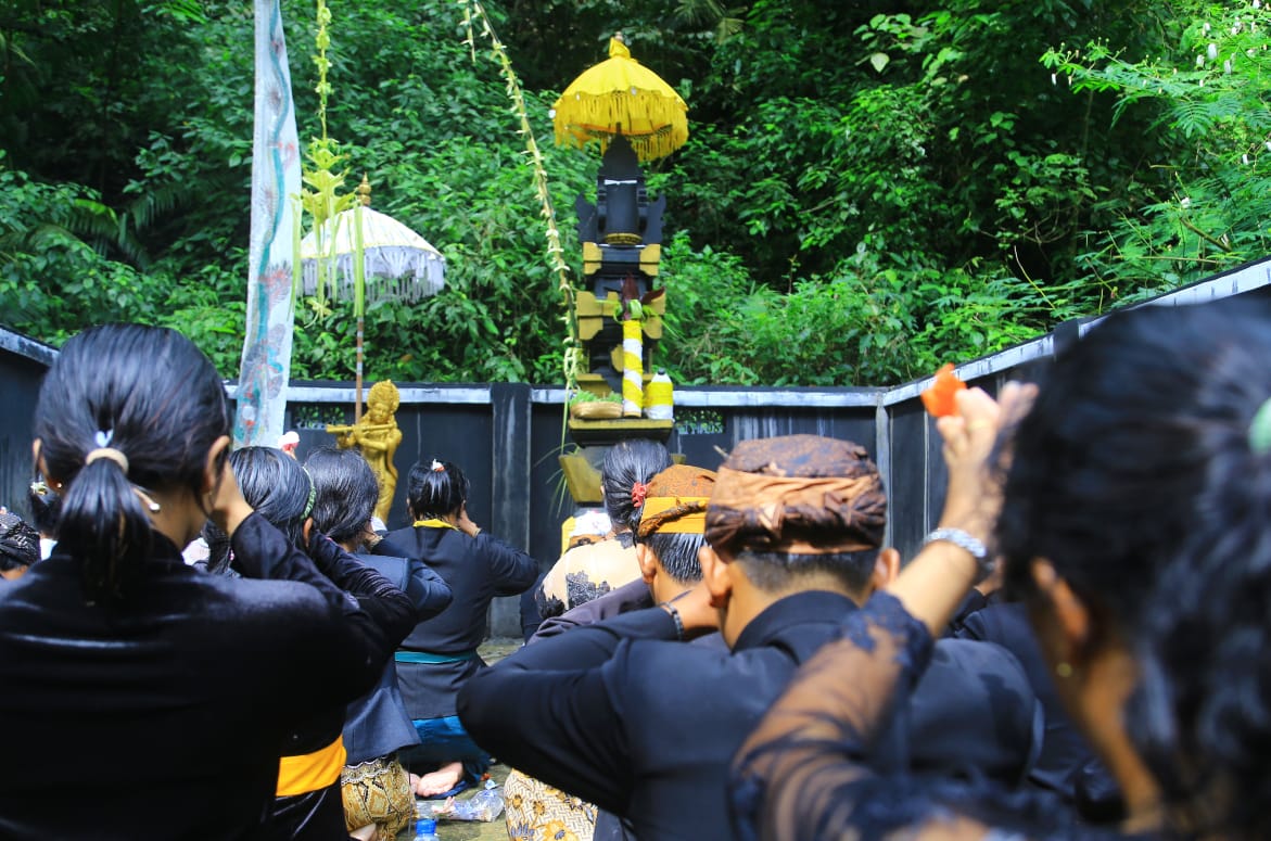 2 Calon Dukun Tengger di Wisuda Samkara - WartaBromo