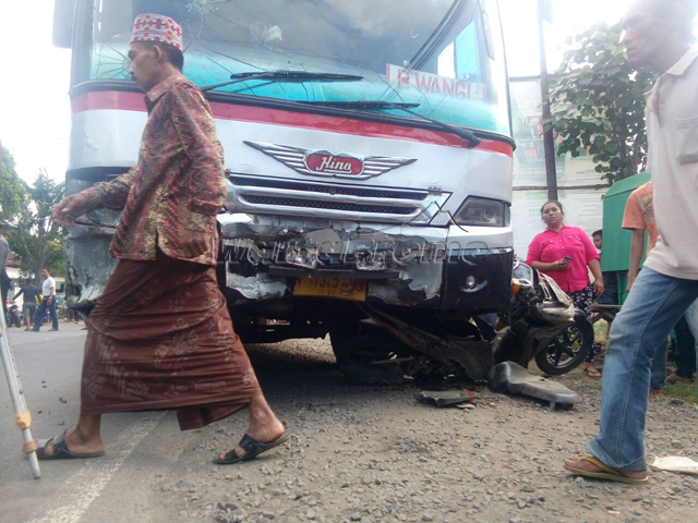 Dihantam Bus Akas, Ayah dan Anak Pengendara Vario Tewas - WartaBromo