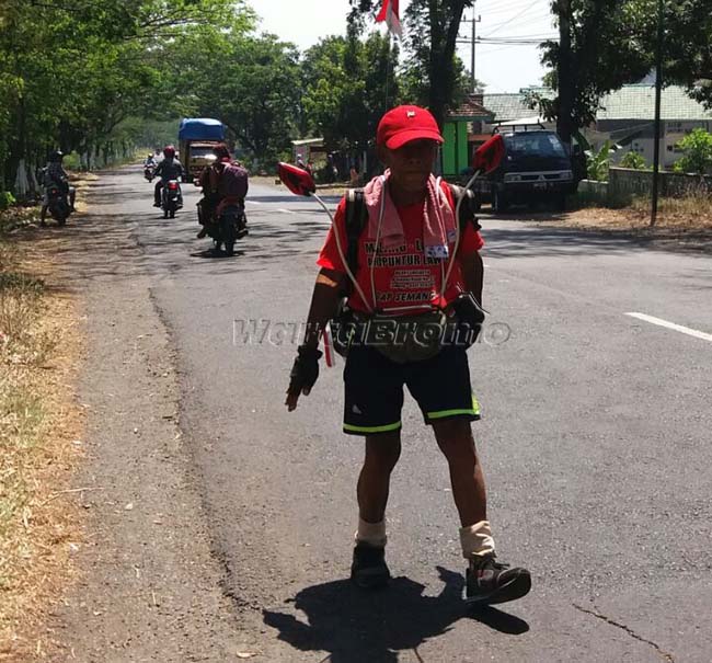 Gokill! Pria Tua Ini Aksi Jalan Mundur Susuri Aspal Panas dan Terik ...
