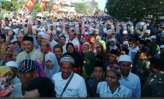 Pra Muktamar NU, Ribuan Warga Pasuruan Mlaku Bareng Sarungan - WartaBromo Pra Muktamar NU, Ribuan Warga Pasuruan Mlaku Bareng Sarungan - WartaBromo
