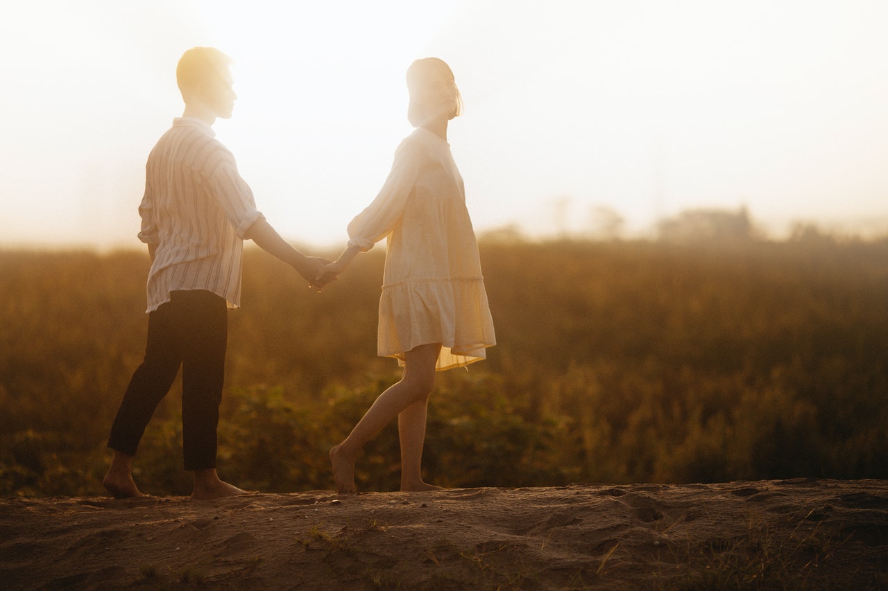 Ide Pose Prewedding Menarik dan Simple - WartaBromo