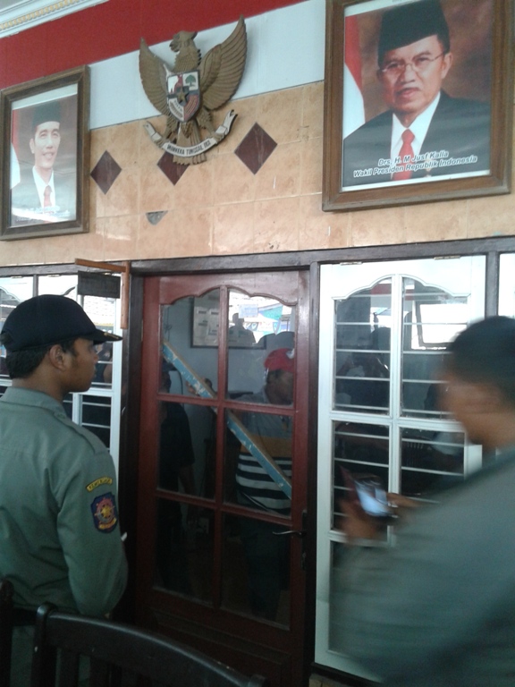 Konflik Tanah Bengkok, Ratusan Warga Segel Balai Desa - WartaBromo Konflik Tanah Bengkok, Ratusan Warga Segel Balai Desa - WartaBromo