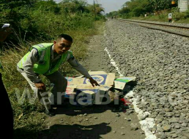 Mondar-mandir di Rel, Satpam Toko Emas Disambar Kereta Api - WartaBromo Mondar-mandir di Rel, Satpam Toko Emas Disambar Kereta Api - WartaBromo